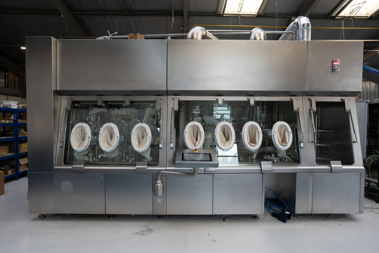 Robotic Line for Aseptic Distribution in Vials and Syringes under ...